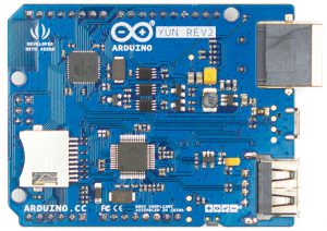 Arduino Yún Rev.2, стоимостью 49 Евро, — это низкопрофильная плата с ...