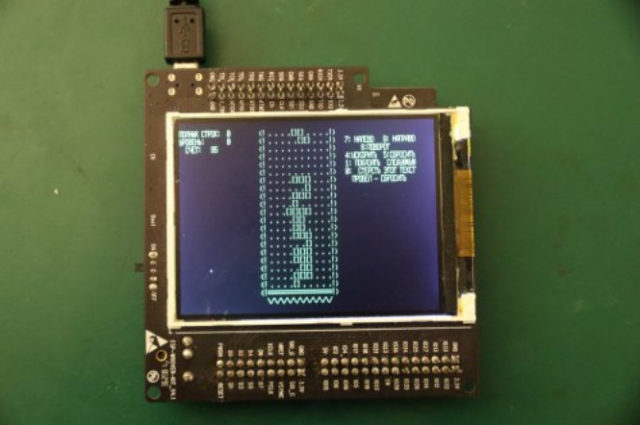 Миниатюрная реплика компьютера PDP-11 от компании DEC работает под управлением 2.11 BSD UNIX на ...